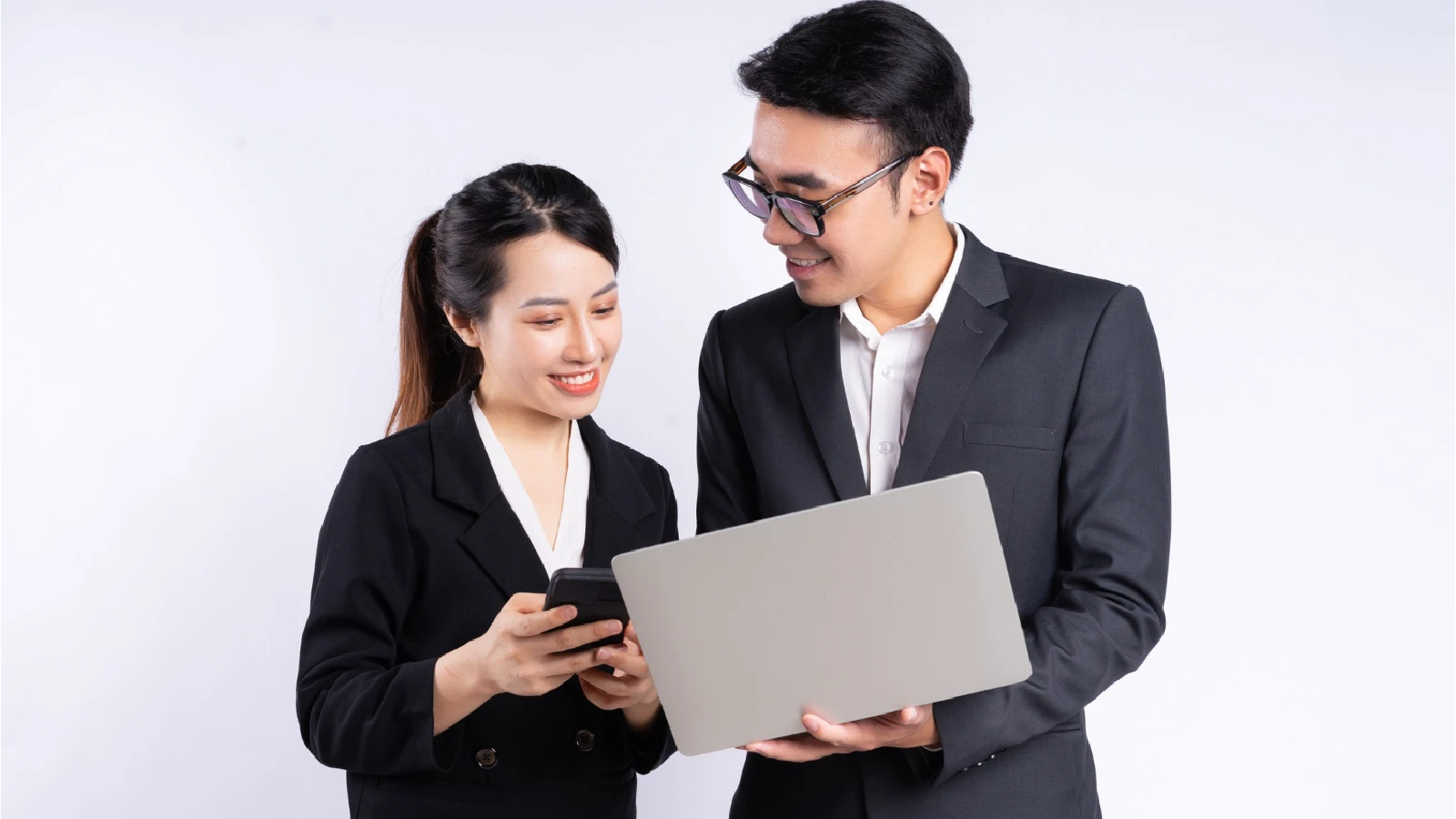 Bolehkah Suami Istri Jadi Pemegang Saham 100% di PT? Ini Aturan Hukumnya